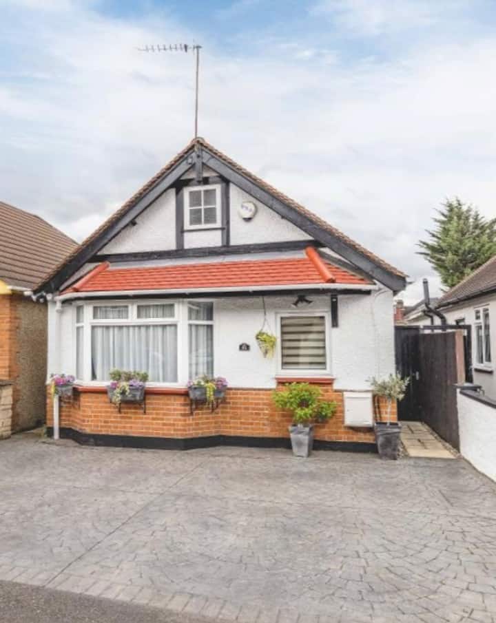 Cozy, Homely Bungalow Stay - 윈저