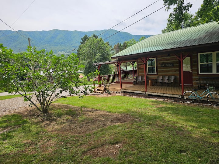 5 Miles To Gsmnp. Easy Roads, Level Yard, 3 Stairs - Townsend, TN