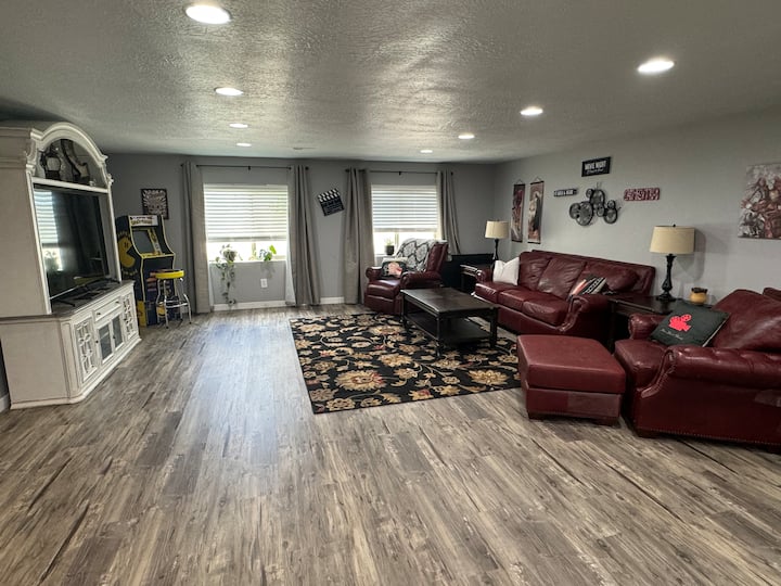Cozy Home, Private Mil Basement; Near Lagoon - Layton, UT