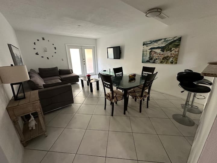 Beautiful 2/2 Condo W/free Parking Fast Wifi - Zoo Miami, Miami