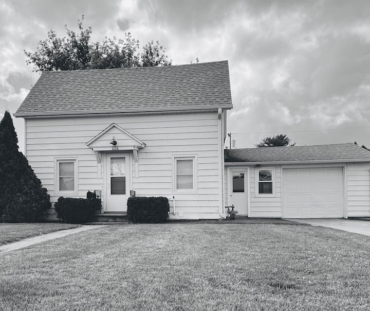 Locust Street Cottage - Cascade, IA