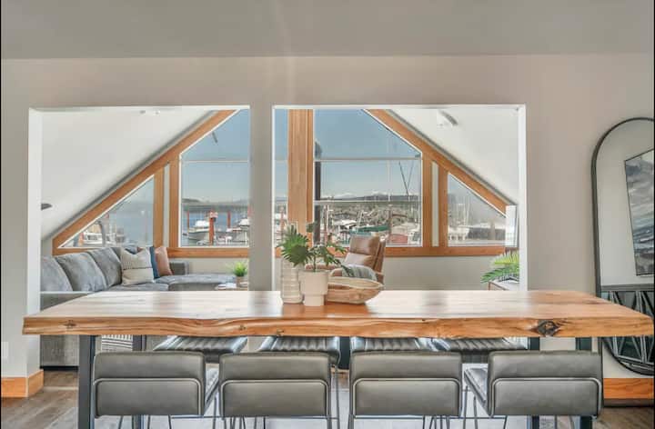 Lux 3 Bed Marina Float House - Moorage Available - Campbell River