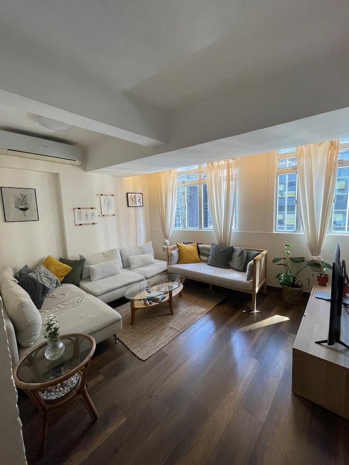 Cute Two Bedroom Apartment - Sheung Wan