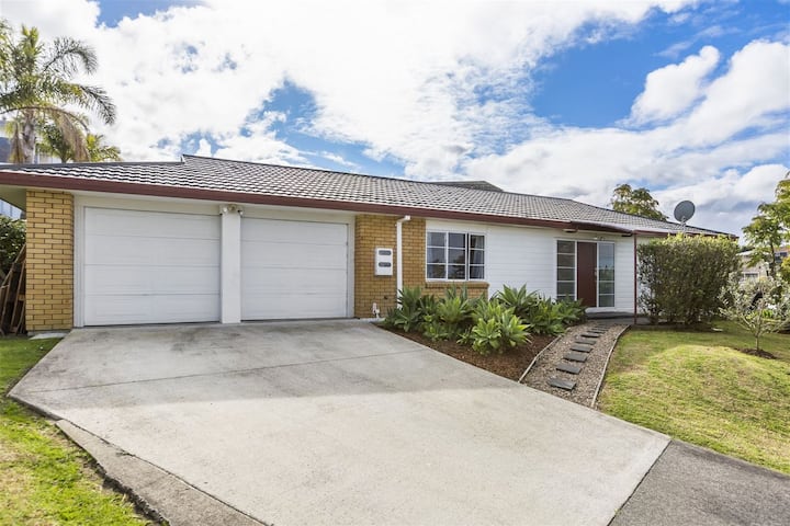 Family Friendly Red Beach Home - Waiwera