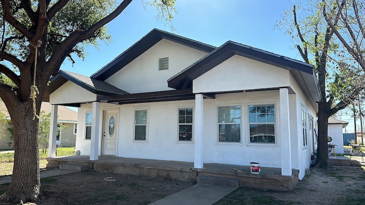 Ac/wifi/50" Tv's/netflix/hulu/prime/disney+/espn+ - Midland, TX