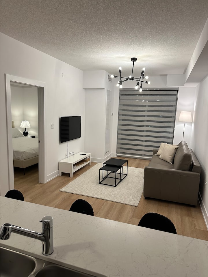Luxurious Waterdown Condo - Hamilton