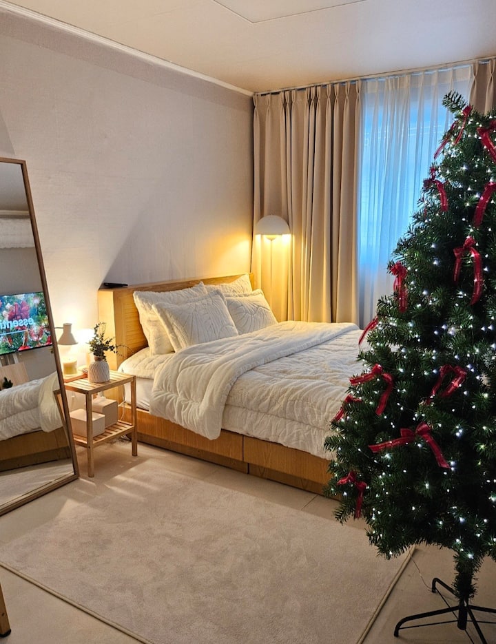 A Little Secret In Haenggung - Suwon-si