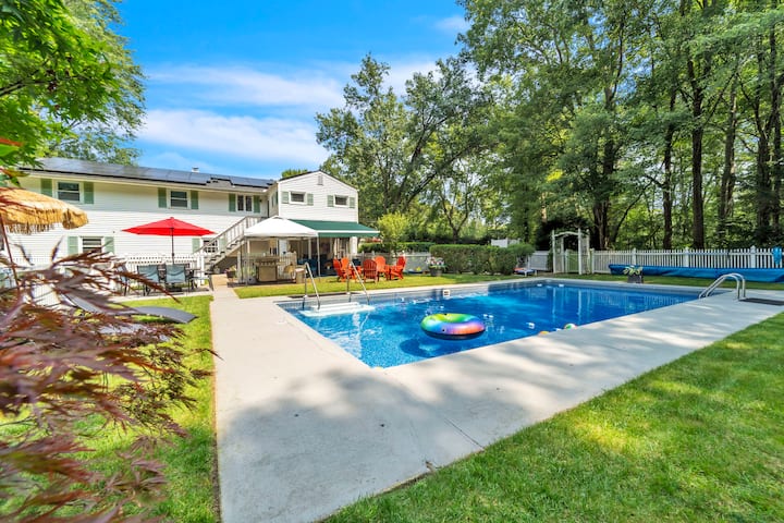 Amazing Oasis Private Pool, Bbq, Pool Table. - Bristol, CT