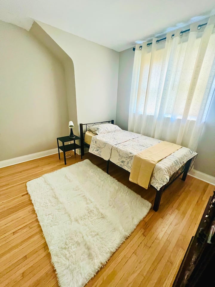 Room In St. Catherines - St. Catharines