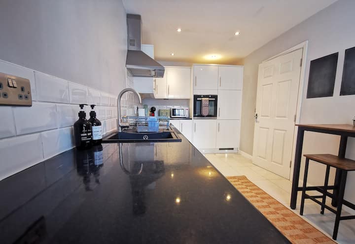 Contractors & Families, Spacious 5 Bed & Parking - Swindon
