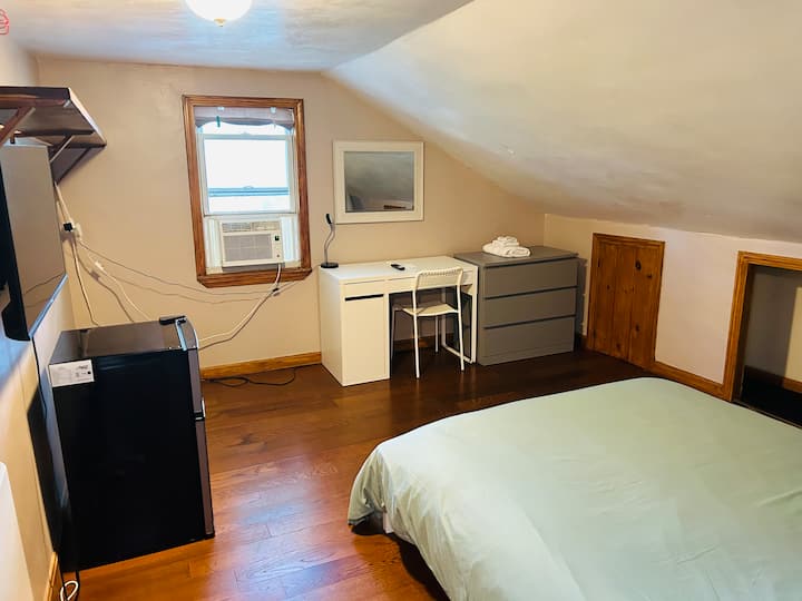 Nice Room Near Whole Foods, Brown University - Rhode Island
