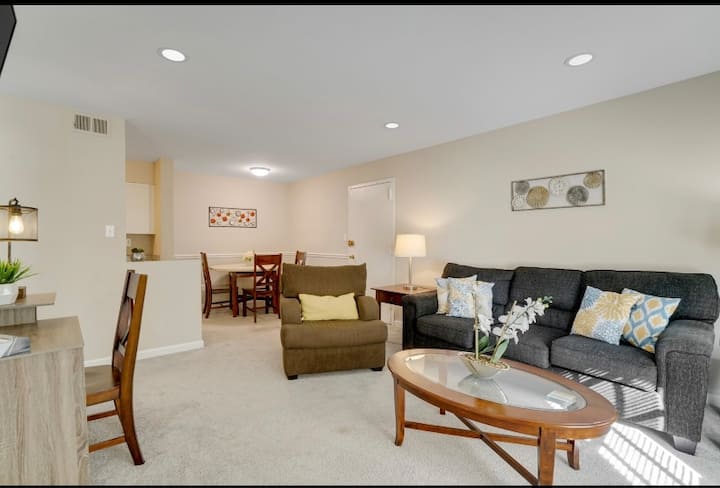 Cozy And Quaint Condo - Annandale, VA