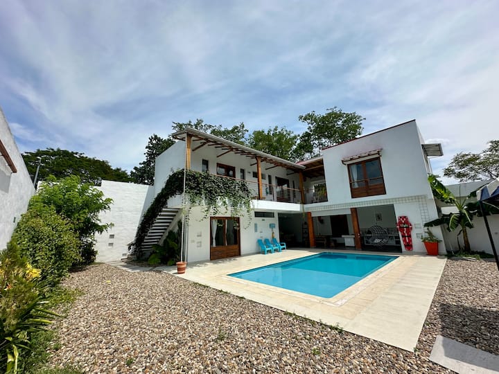 Villa Familiar Moderna Con Piscina Privada Y Bbq - Honda