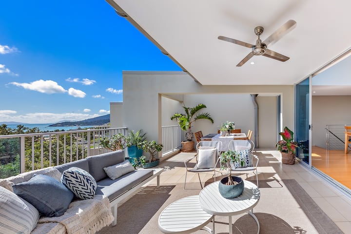 Impressive Luxurious Townhouse Stunning Oceanview - Airlie Beach