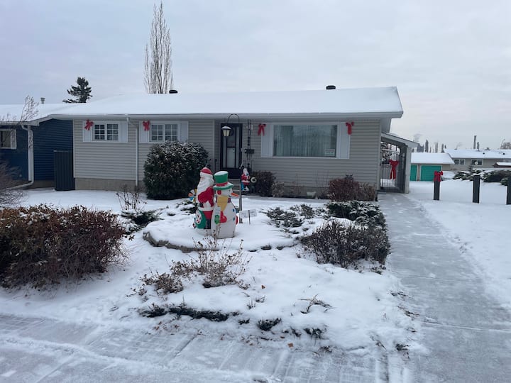 Main Floor, 3 Tv’s, Ac, Quiet, Non Smoking - Edmonton