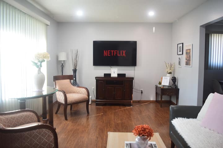 West Haus | Cozy 3br | Ac | Walk To Wem | Sleeps 5 - Edmonton
