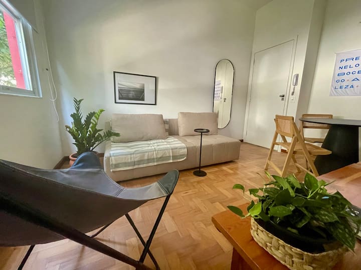 Charmoso Sala E Quarto Na São Salvador
Laranjeiras - Rio de Janeiro