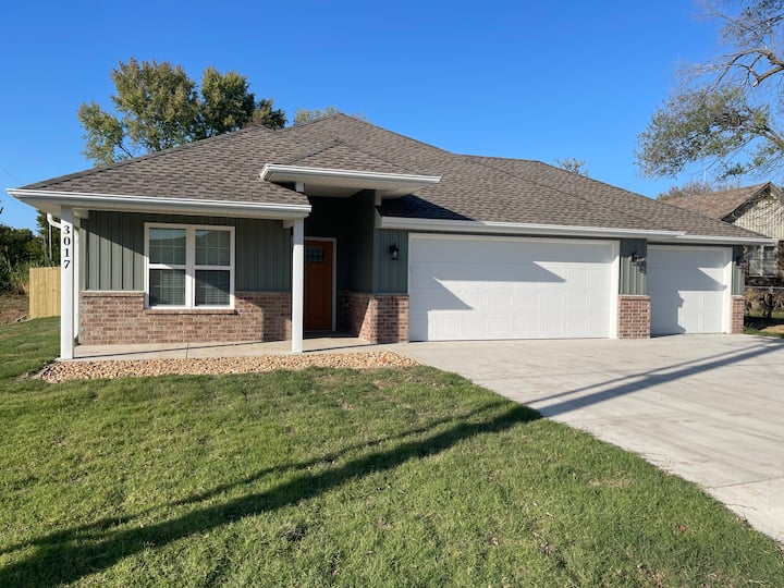 4 King Bedrooms 3 Car Att Garage - Galena, KS