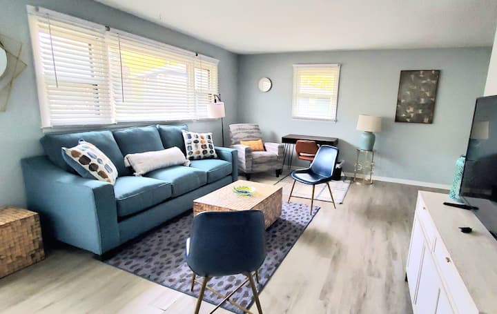 Rare Find!  2 Bd Apt Close To Ku & Lmh - Lawrence, KS