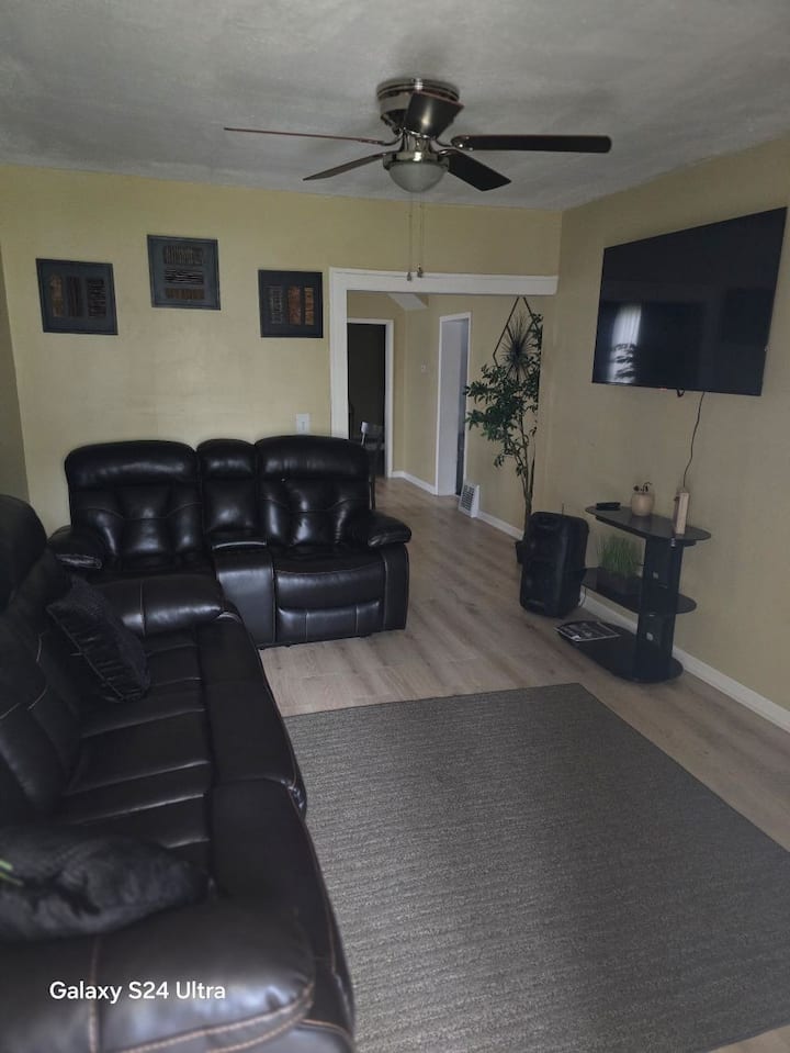 Leisure Suite B - Amherst, OH