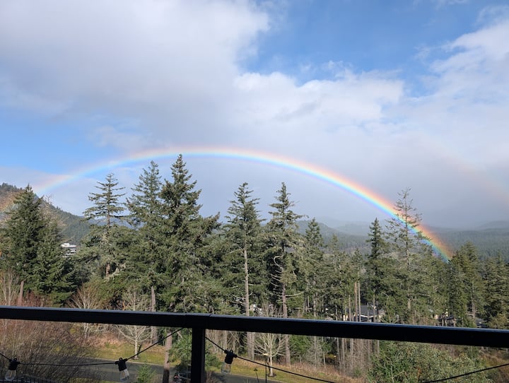 Cozy Home With Mountain View In Langford - Langford