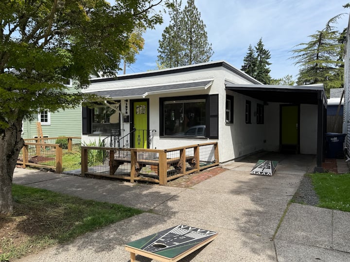 Track Town House. Steps From U Of O
/Hayward Field - Springfield, OR