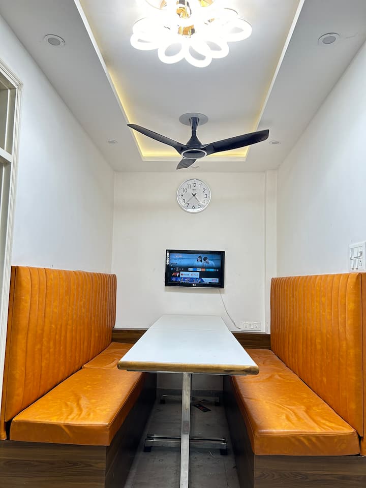Luxury Home Stay On Main Road - Kanpur