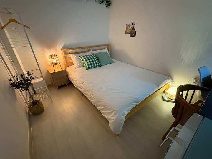 깔끔|전용욕실|공항버스지하철 5분|명동·동대문·성수·홍대20~35분|무료 건조기 생수 라면 - Seoul