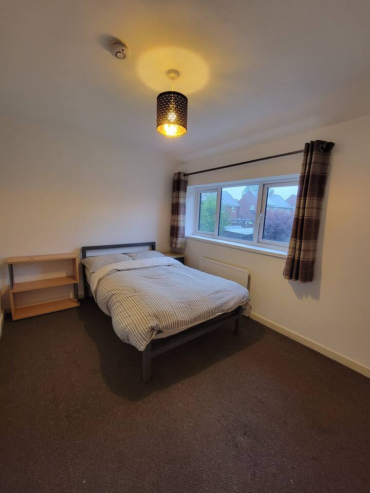 Large Room Above Rear Garden - Guildford, UK