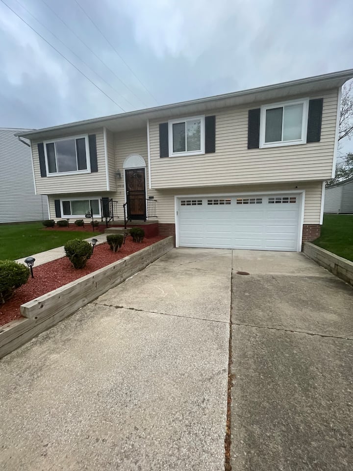 Welcoming Bi-level Home! - 奧羅拉