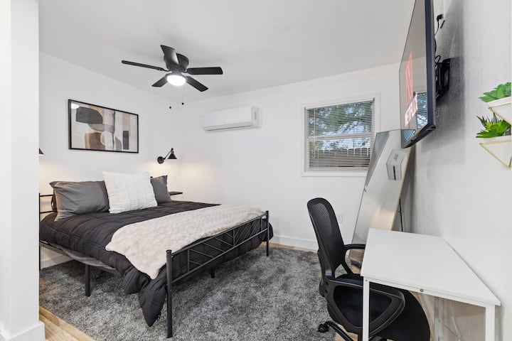 10 Min From Beach! Modern Guesthouse - St. Petersburg, FL