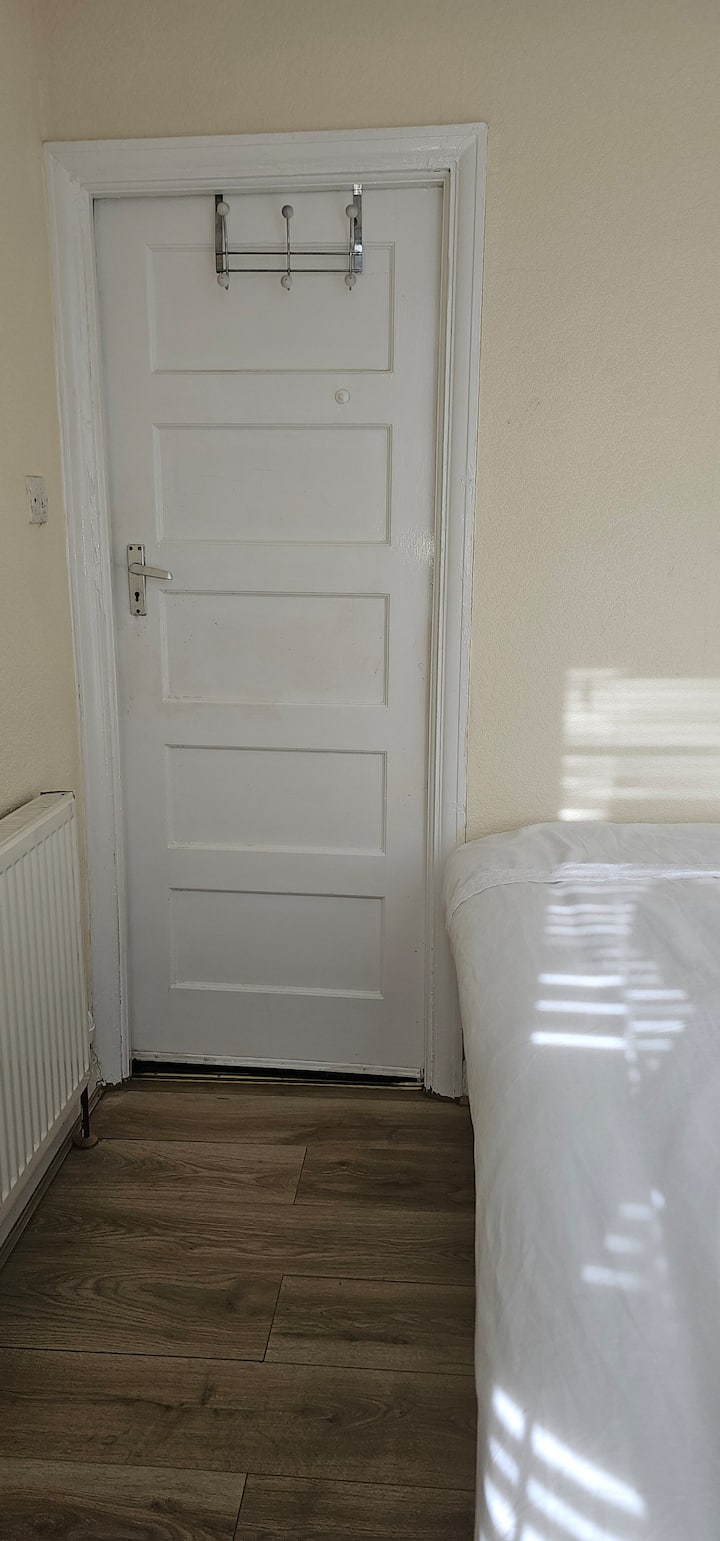 Single Room Available - Bromley