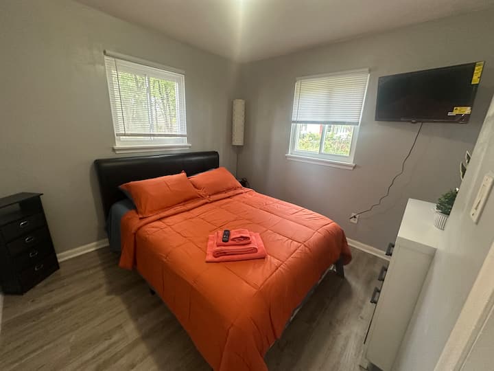 420 Friendly Sleeps 6 Pet Ok - Dearborn, MI