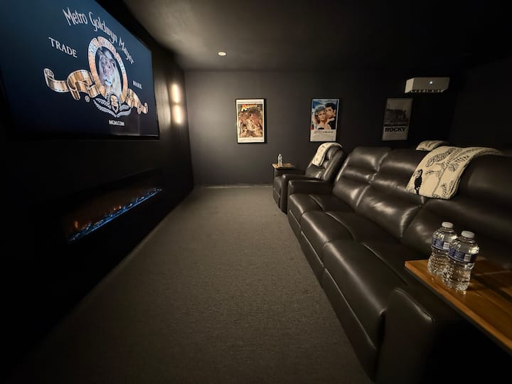 The Woodlands Retreat Getaway & Theater Luxury - The Woodlands, TX