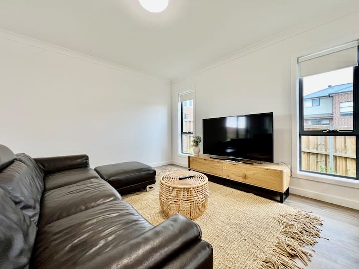 Spacious 5 Bedroom House In Leppington - Sydney