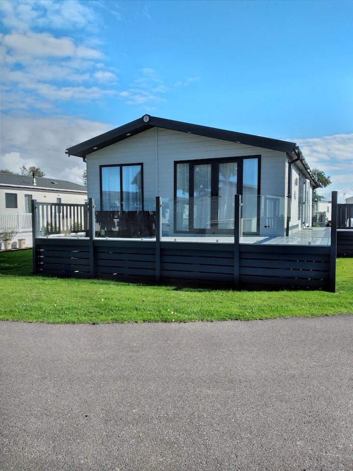 Luxury Lodge Near To Goodwood With Lake Views - Chichester