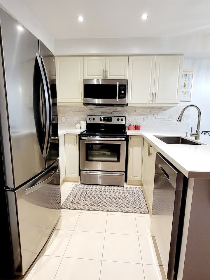 Modern Contemporary 2 Bedroom Townhouse - Oshawa