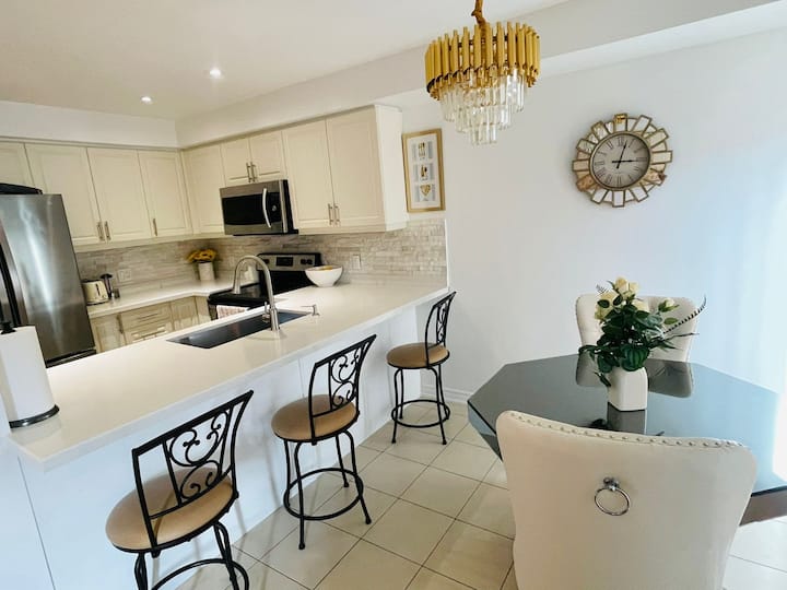 Modern Contemporary 2 Bedroom Townhouse - Ontario Tech University