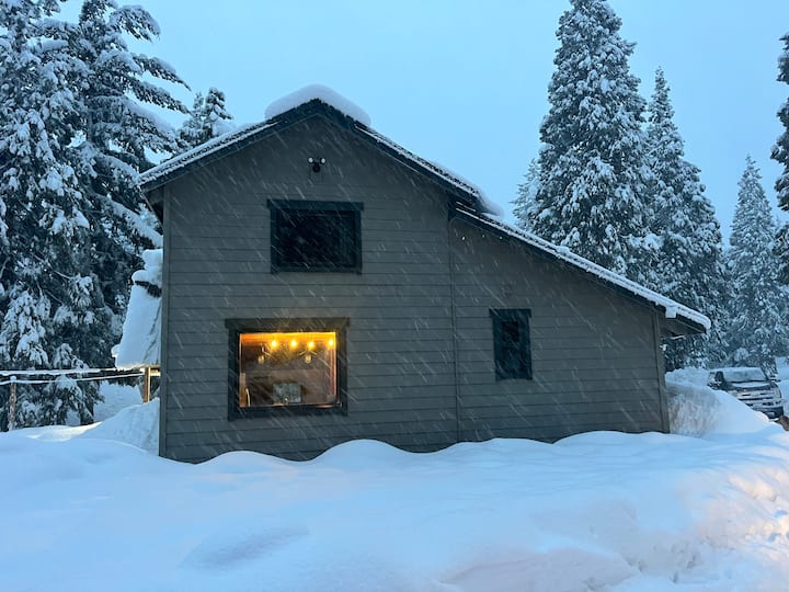 Closest Home To The Ski Park • Luxury Shasta Cabin - McCloud, CA