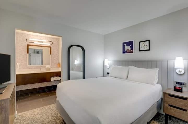 Boutique South Coast Gem | Pool & Bar - Mountain View, CA