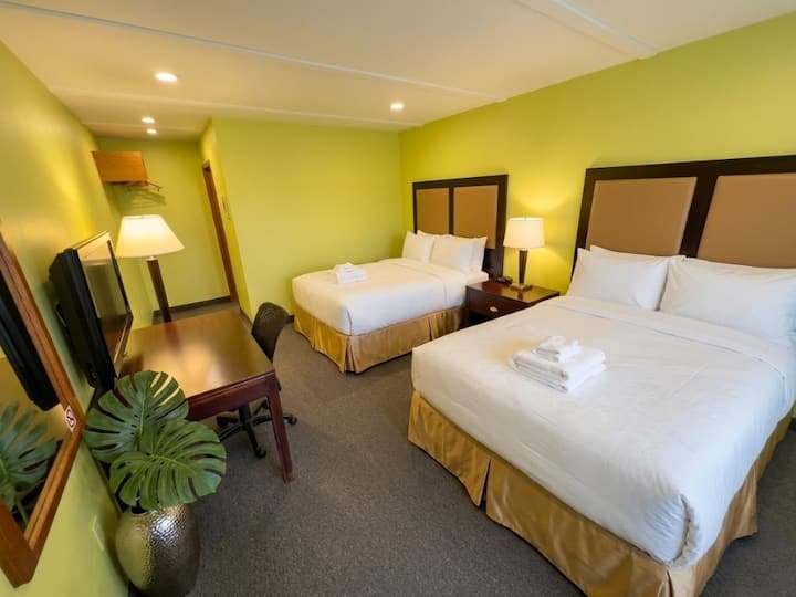 A Room With Two Double Beds - Niagara Falls