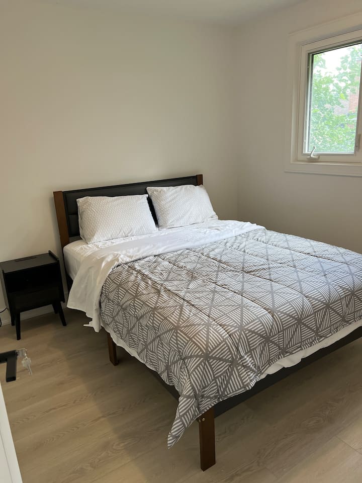 Room In Charming Home - Ontario