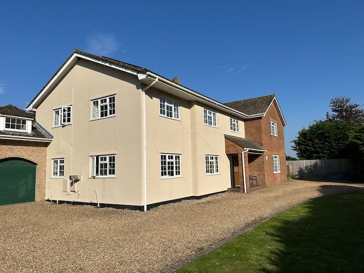 Spacious 7-bedroom Retreat W/ Lounge, Bar & Garden - Bournemouth