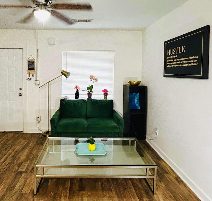 Cozy & Simple Abode - Atlanta, GA