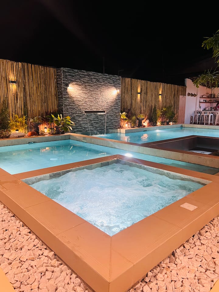 Bali-themed Villas W/3 Pools, Billiards & Videoke - Tagaytay