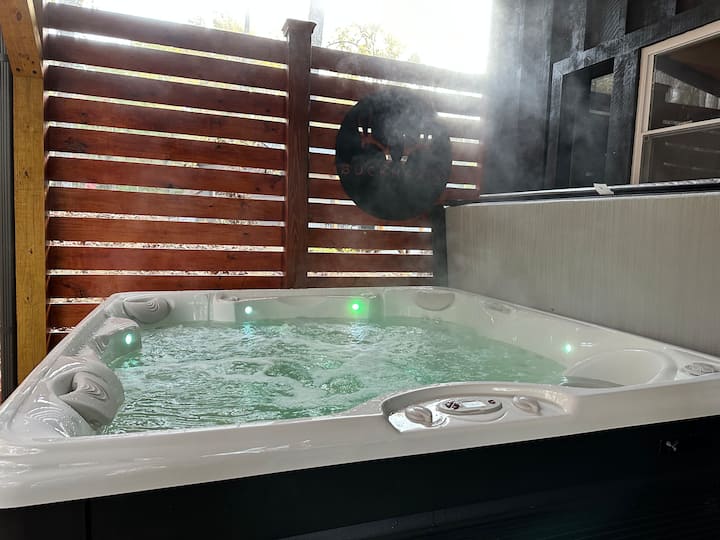 Modern Mountain Cabin W/ Hot Tub + Fireplace - Ellijay, GA