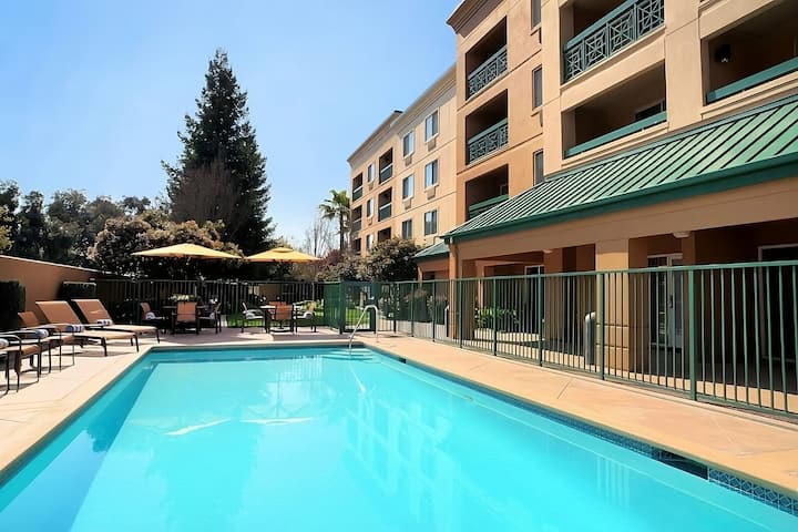 Pet Friendly Hotel! Outdoor Pool, Free Parking! - San Ramon, CA