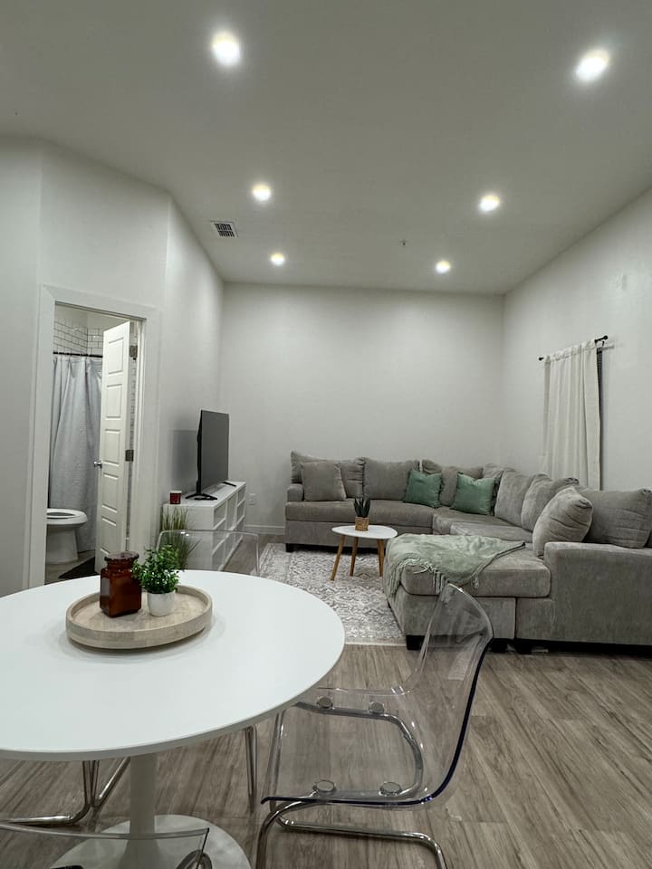 Cozy Space,prime Location, & Fully Equipped! - Laredo, TX