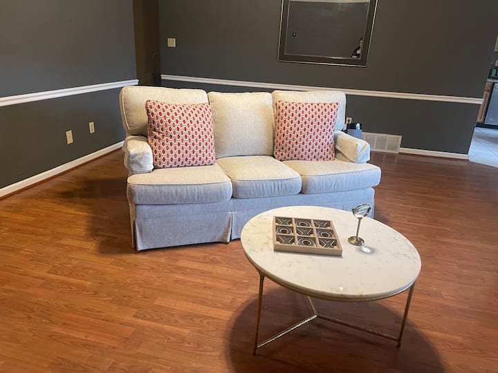 1queen,1 Twin With Trundle,1queen Sofa Bed, 2kings - Memphis, TN