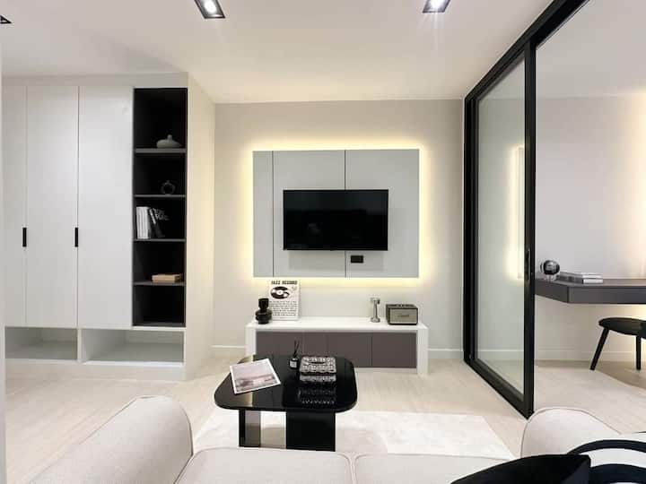 Luxury Suite · Cozy King Bed + Pool @Train Station - Chiang Mai